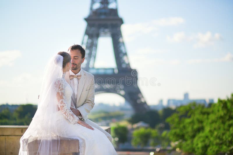 Just Married Couple in Paris Stock Photo - Image of honeymoon, couple ...