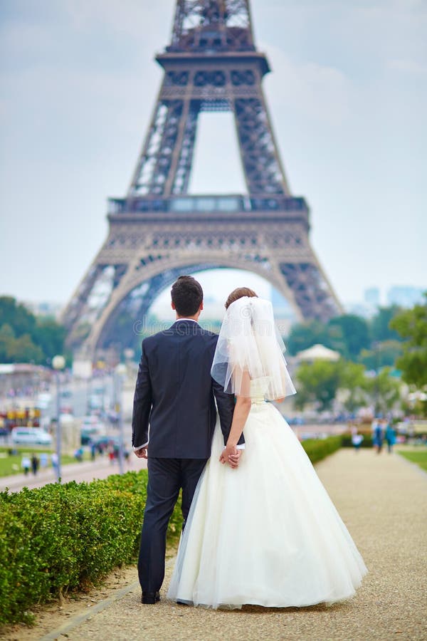Just Married Couple in Paris Near the Eiffel Tower Stock Photo - Image ...