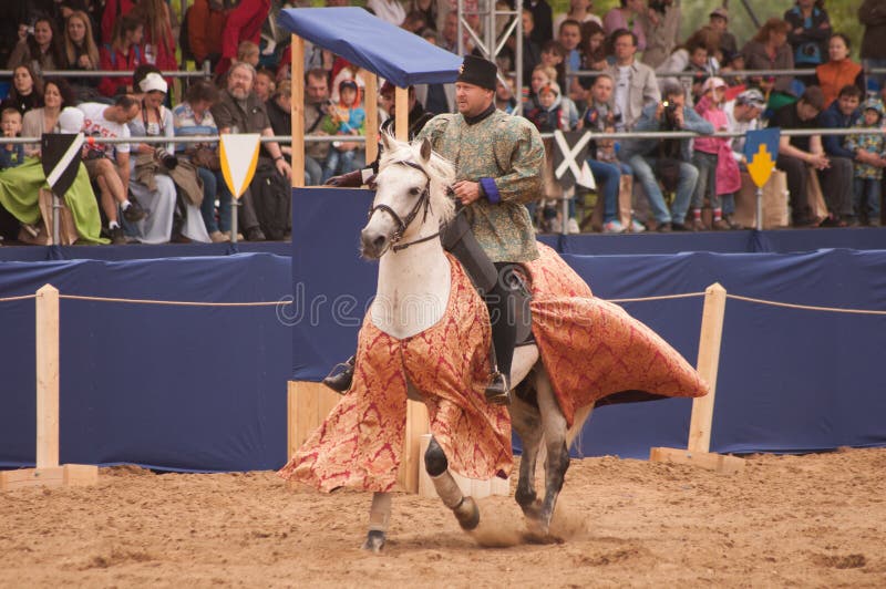 Justa medieval imagen de archivo editorial. Imagen de verano - 31929459