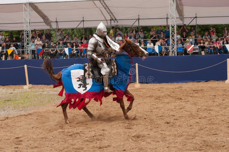 Justa medieval imagen de archivo editorial. Imagen de verano - 31929459