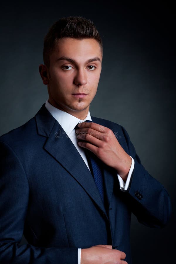 Justering av hans mantie arkivfoto. Bild av jobb, chef - 19462764