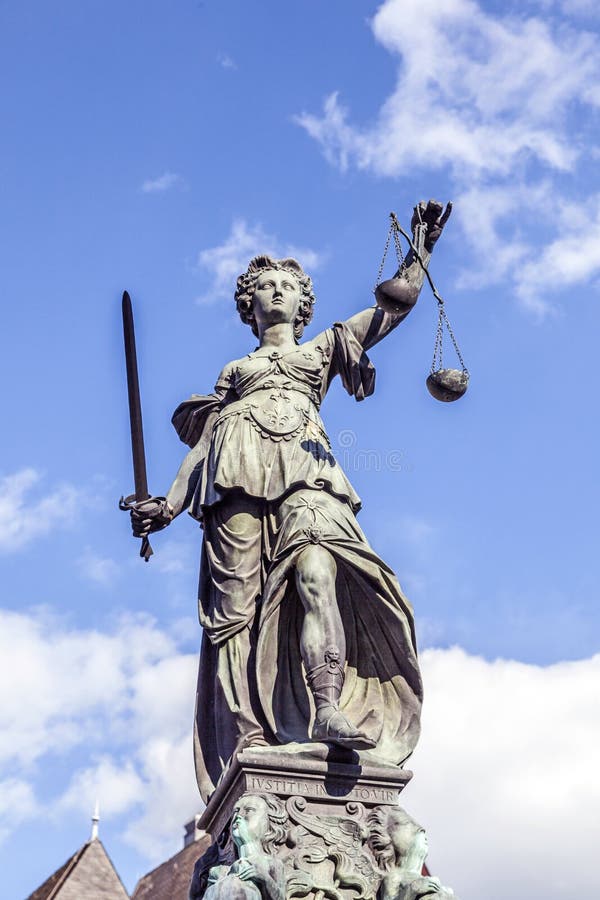 Justitia, Ein Monument in Frankfurt, Deutschland Stockbild - Bild von ...