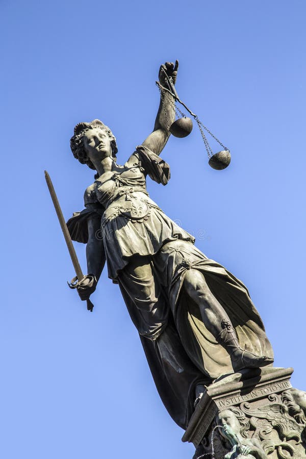 Justitia Lady Justice Skulptur at the Roemerberg in Frankfurt Stock ...