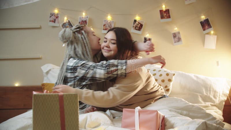 Dos Mujeres Lesbianas Besándose Y Abrazándose Mientras Están Tumbadas