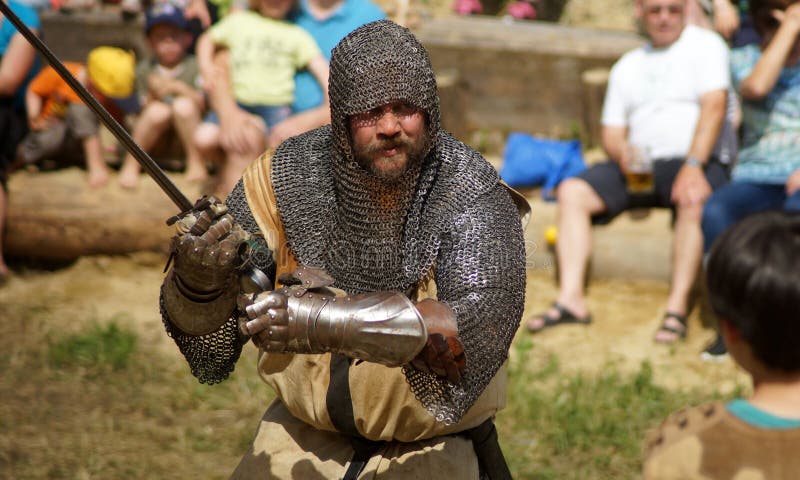 Ritter In Der Rüstung Mit Klinge Und Schild Lässt Niederlage Zu ...