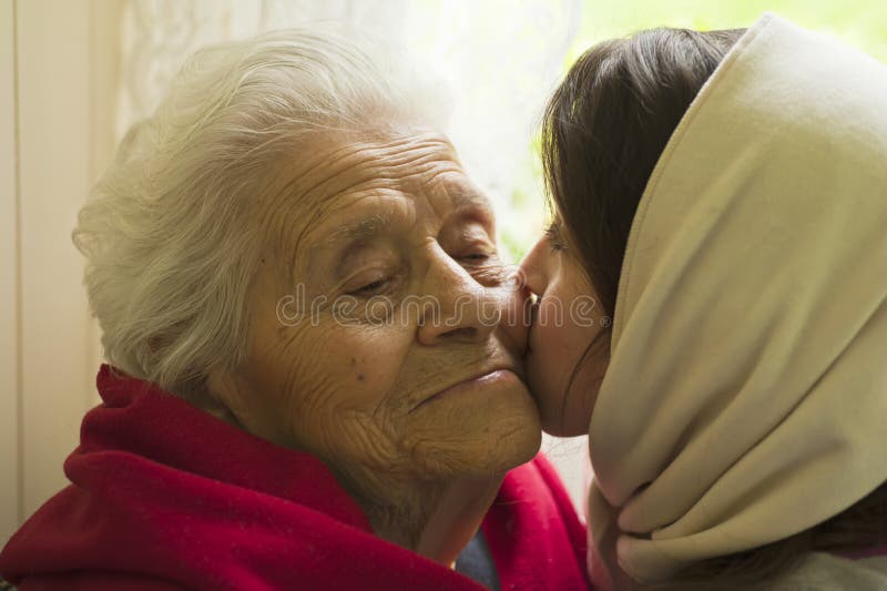Küssen der Großmutter stockbild. Bild von haupt, bürger - 22247749