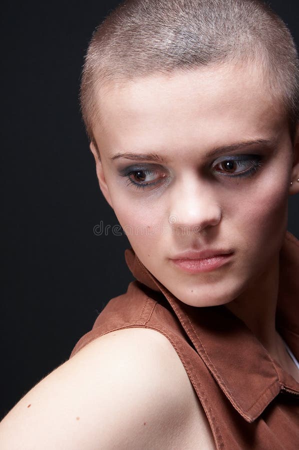 Kaal Meisje Dat Terug Kijkt Stock Foto - Image of overhemd, bruin: 1004928