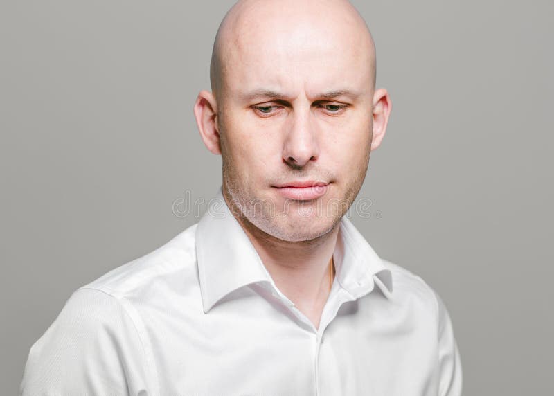 Jonge Mensen Kaal Portret Op Rode Duim Als Achtergrond Omhoog Stock ...