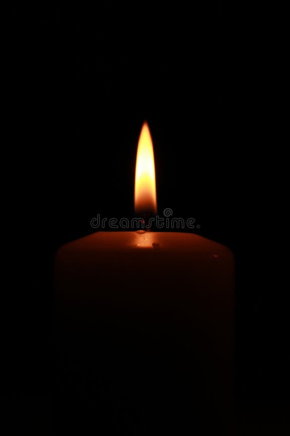 Kaarsvlam in darknes stock foto. Image of elegantie - 111544908