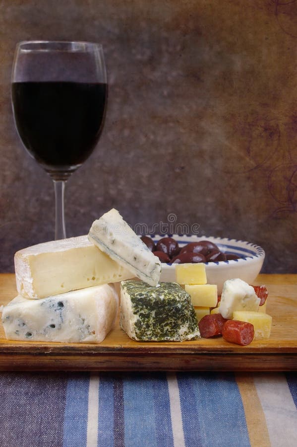 Kaas en wijn stock foto. Image of bieslook, gastronomisch - 15510308