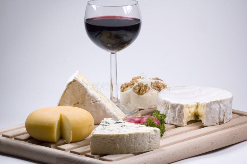 Kaasplank, Druiven, Brood En Twee Glazen Rode Wijn Stock Afbeelding ...