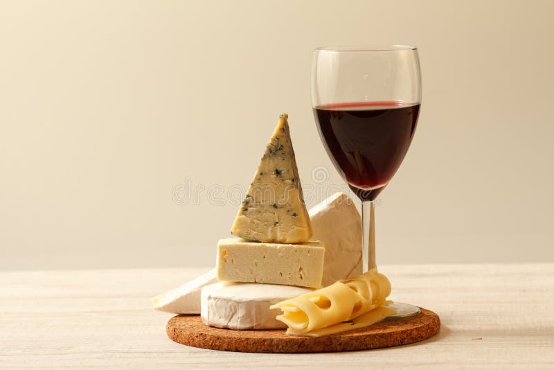 Kaas en Wijn stock afbeelding. Image of studio, tomaat - 16752775