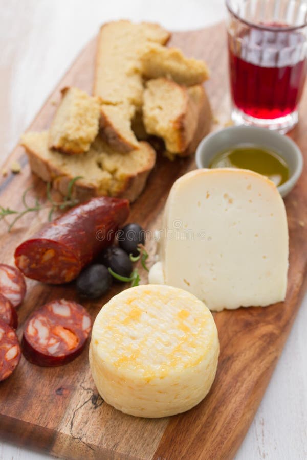 Kaas Met Gerookte Worst, Brood Stock Foto - Image of rood, vrucht: 69452078