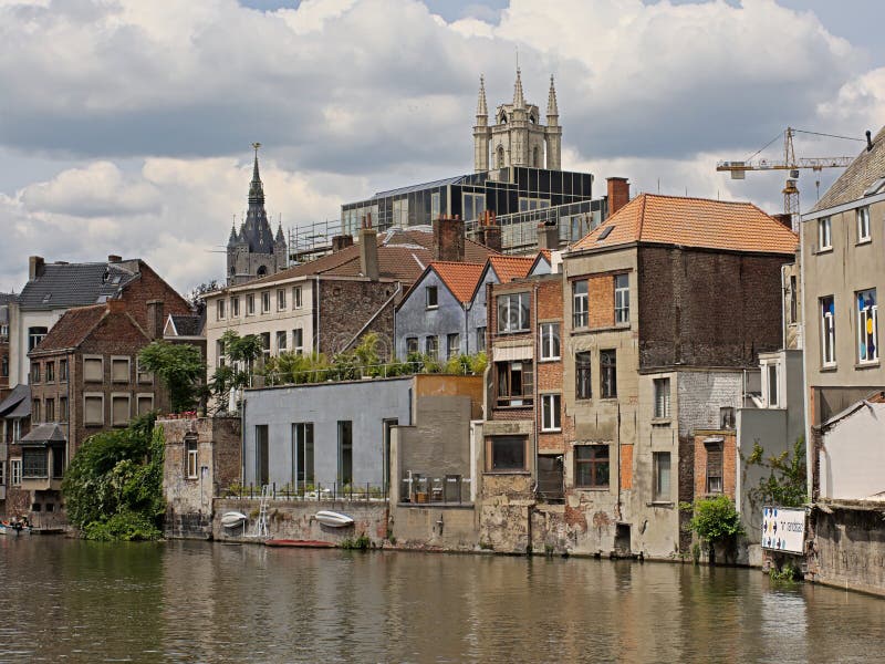 Kaden Van Rivier Schelde in Antwerpen, Met Kathedraal En Andere Torens ...
