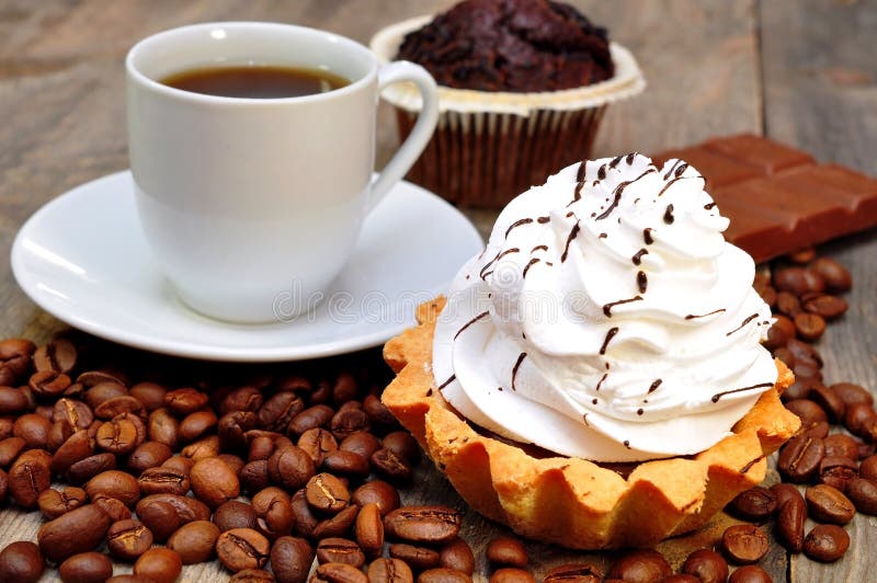 Kaffe med muffin, kaka fotografering för bildbyråer. Bild av skum ...