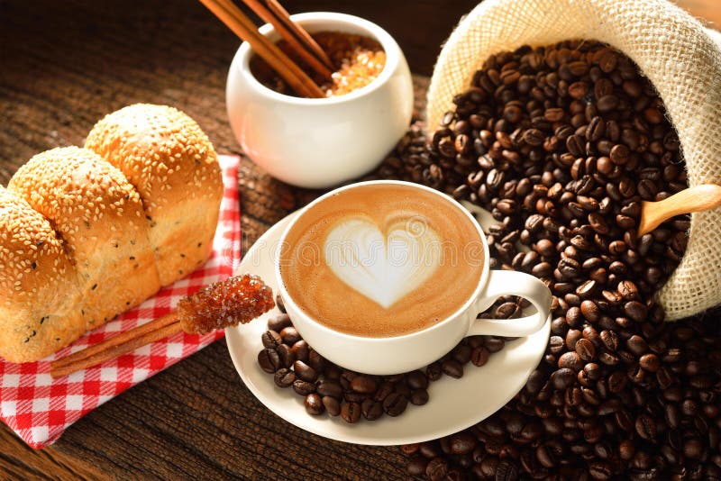 Kaffee, Scheibe Brot Und Kaffeebohnen Auf Holztisch Stockbild - Bild ...