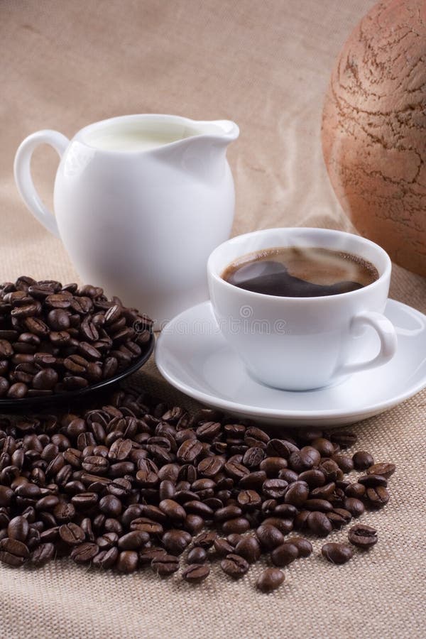 Kaffee Mit Milch Aus Der Dose Stockfoto - Bild von leinen, kaffee: 2747660