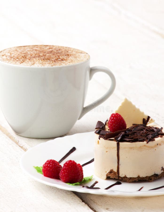 Tasse Kaffee Und Appetitanregender Kuchen Stockfoto - Bild von köstlich ...
