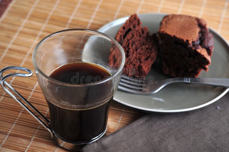 Kaffee mit Kuchen stockfoto. Bild von schwarzes, geschmackvoll - 12968836