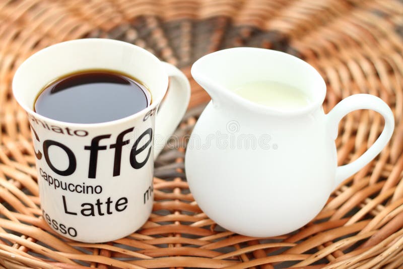 Kaffee Mit Milch Und Zucker Stockbild - Bild von tabelle, frucht: 17953779