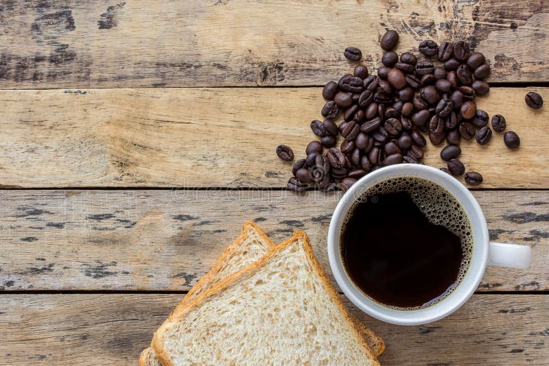 Kaffee, Scheibe Brot Und Kaffeebohnen Auf Holztisch Stockbild - Bild ...