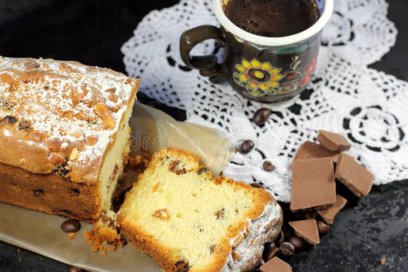 Kaffee und kleiner Kuchen stockbild. Bild von kaffee - 63787509