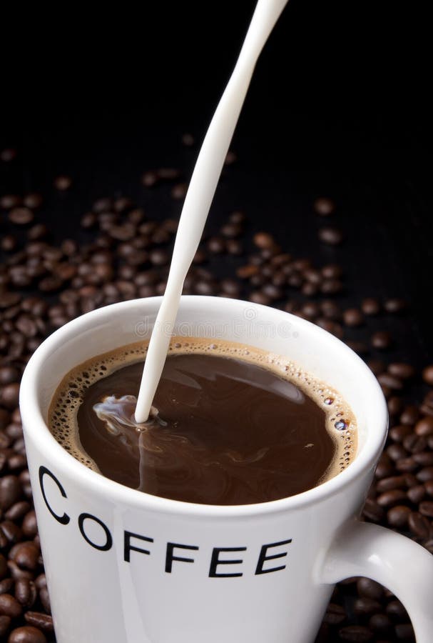 Kaffee und Milch stockfoto. Bild von getrennt, becher - 17088868