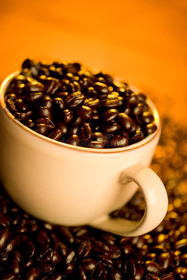 Kaffeebohnen stockfoto. Bild von stapel, kaffee, becher - 3434936