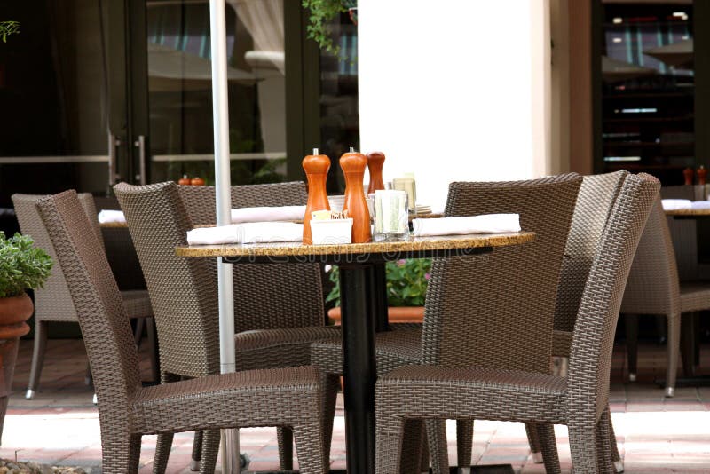 Tabelle im Balkon stockbild. Bild von relax, veranda - 12603191