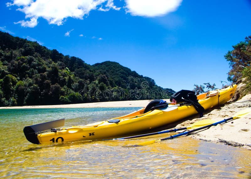 Kajak Die Op Een Strand Rust Stock Afbeelding - Image of overzees ...