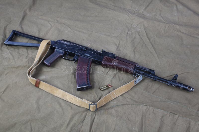 Kalachnikov AK 47 Sur Le Fond De Toile Image stock - Image of militaire ...