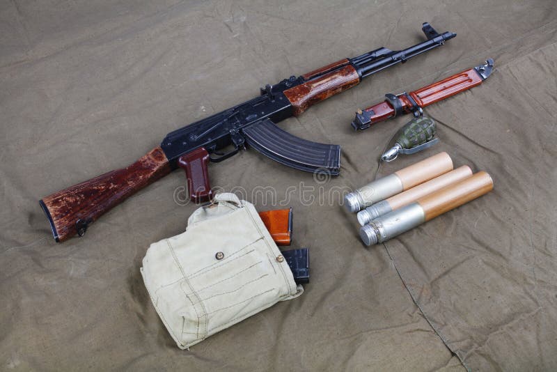 Kalachnikov AK 47 Sur Le Fond De Toile Image stock - Image of canon ...