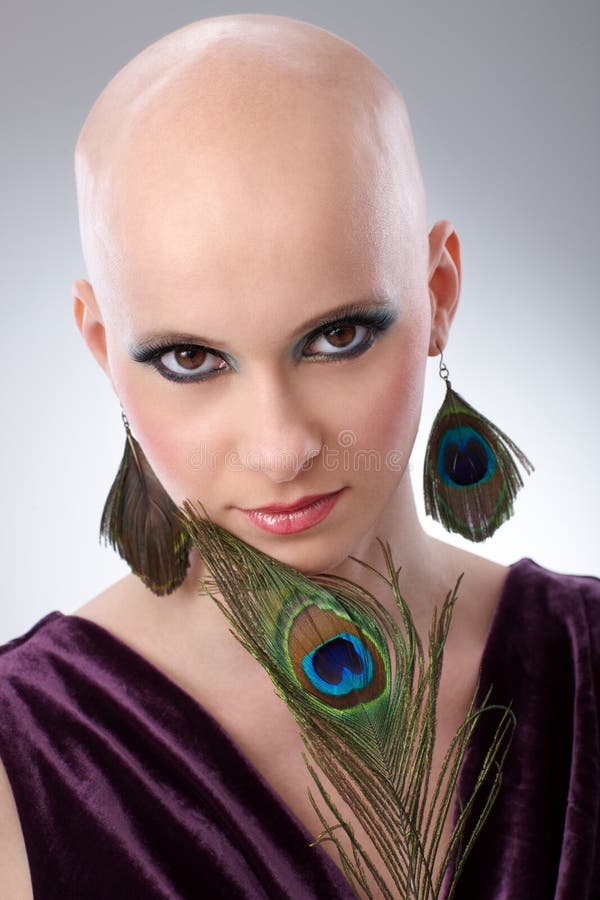 Kale vrouw met pauwpluim stock foto. Image of enkelvoudig - 36843314