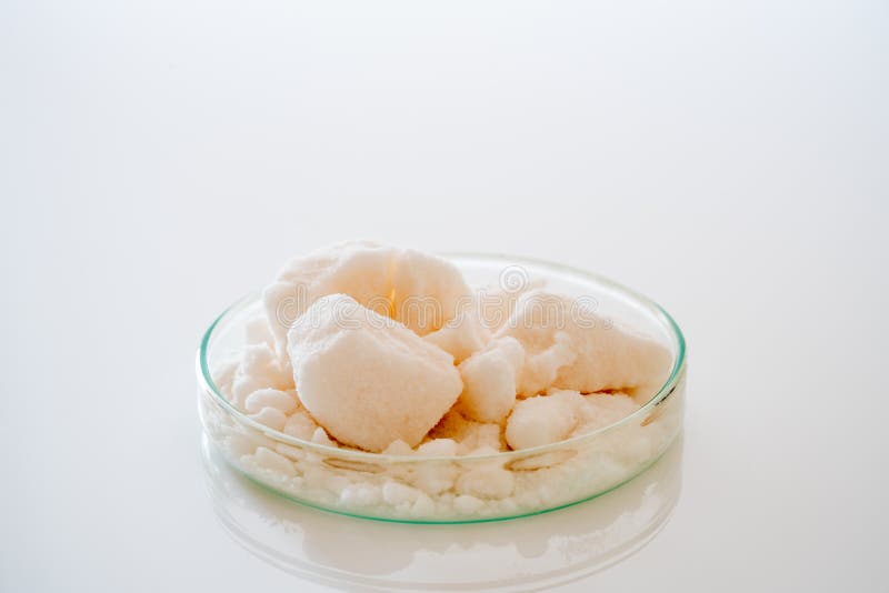 Kaliumchloride En Copperii Sulfaat in Chemisch Horlogeglas Plaats Naast ...