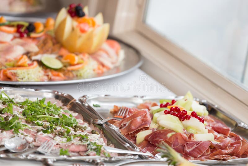 Kall Buffé Med Olika Läckerheter Fotografering för Bildbyråer - Bild av ...