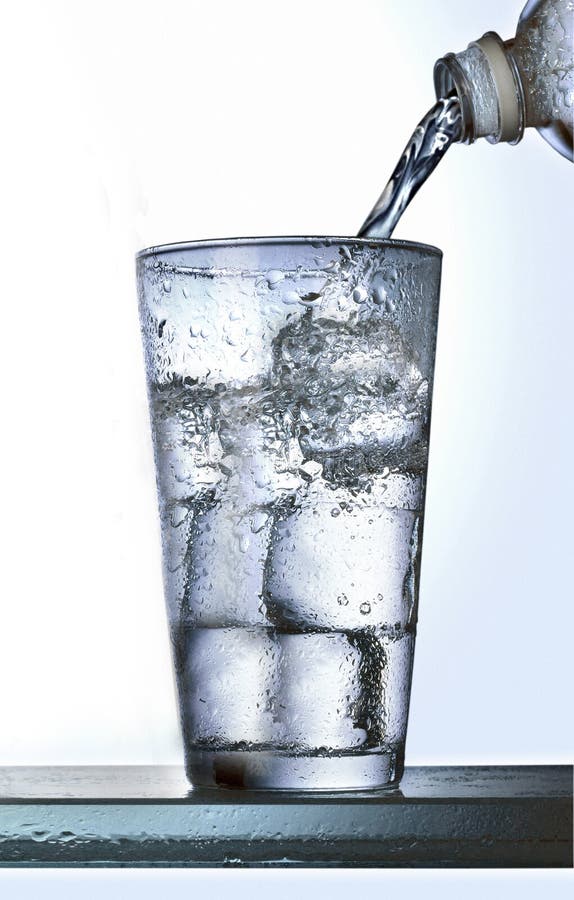 Kallt vatten arkivfoto. Bild av vatten, tabell, vitt - 47106266