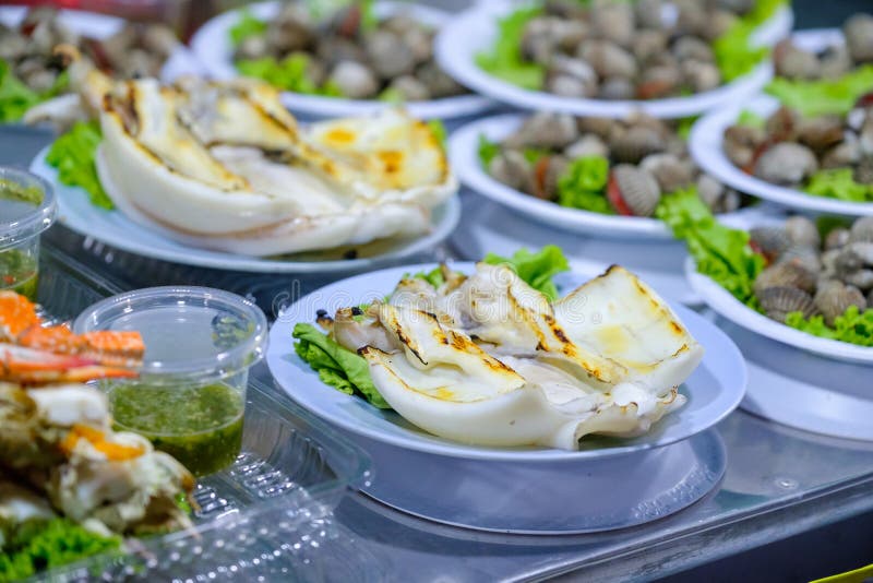 Kalmar Auf Grill Mit Feuer Darunterliegend Stockfoto - Bild von kochen ...