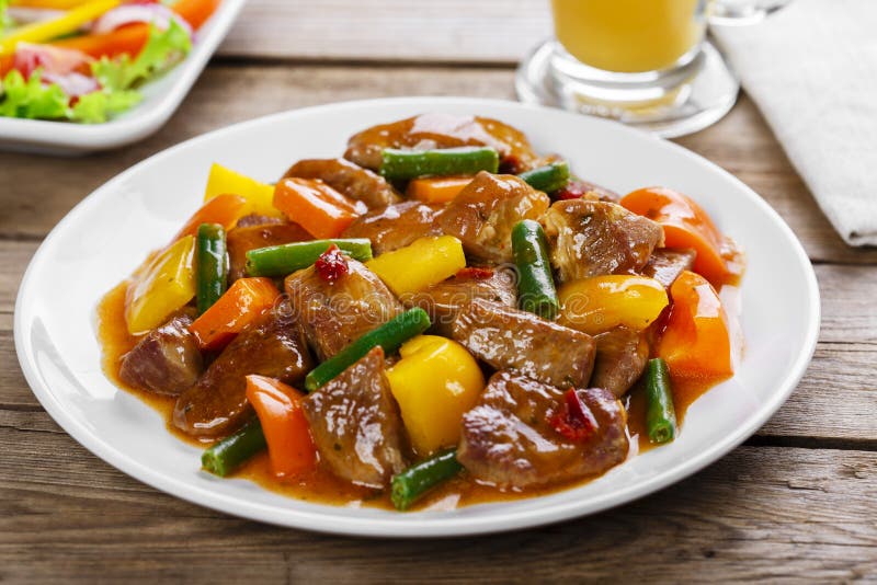 Kalops med vita ris fotografering för bildbyråer. Bild av fläsk - 50906603