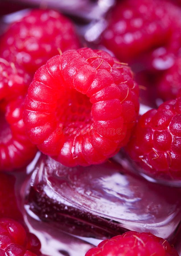 Kalte Himbeeren stockfoto. Bild von freistehend, frische - 2174482