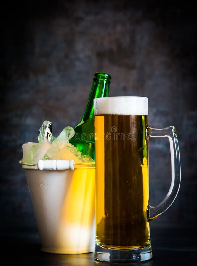 Kalte Flasche Bier In Den Eiswürfeln Stockbild - Bild von schaum, noch ...
