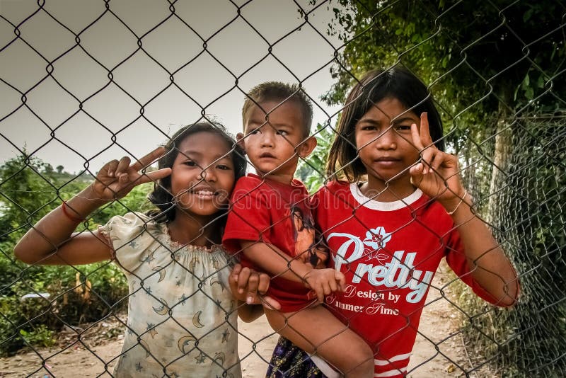 Lyckliga Fattiga Vänliga Barn Flicka Och Pojke I Den Marocko Byn Med ...