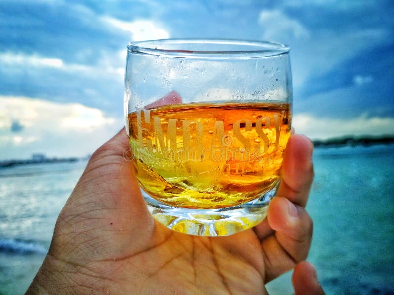 Kampay 图库摄影片. 图片 包括有 威士忌酒, 变冷, 火箭筒, 庆祝 - 106034167