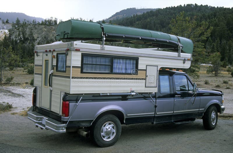 Kampeerauto 2 Van De Vrachtwagen Stock Afbeelding - Image of kamp, reis ...