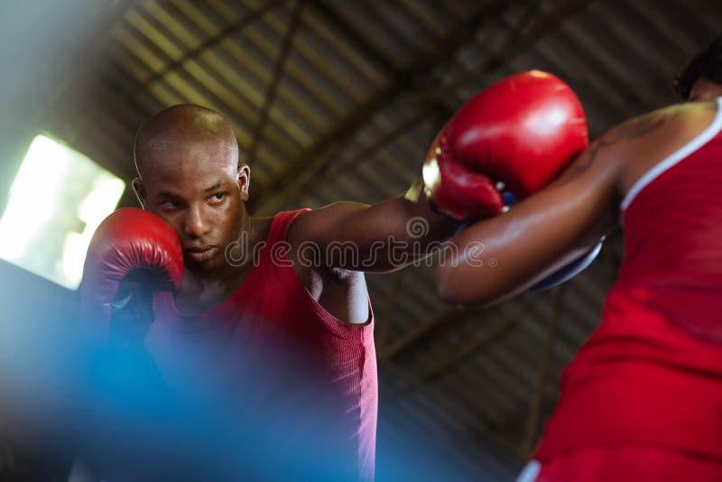 Zwei Boxer, Die Im Ring Kämpfen Stockfoto - Bild von palme, angriff ...