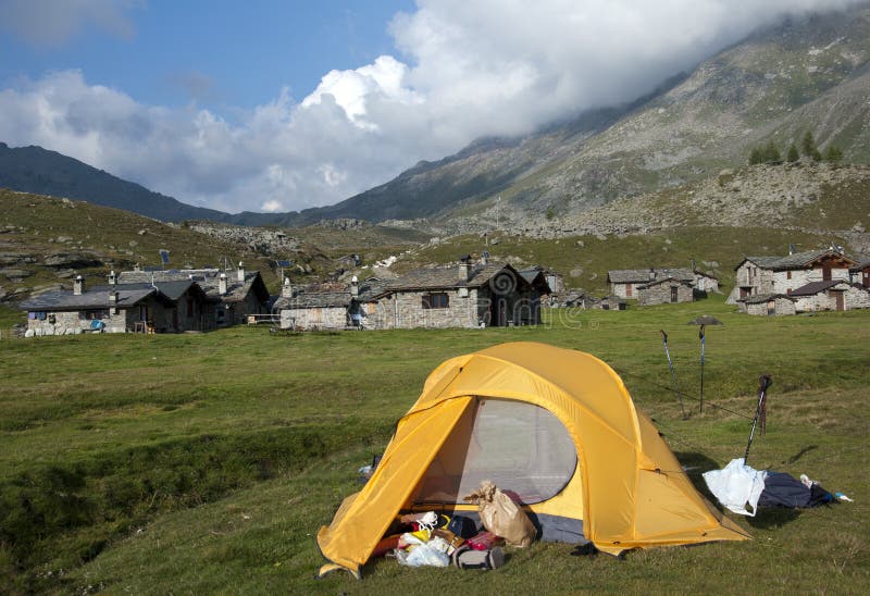 Kampierende Zelte stockbild. Bild von entspannend, bequemlichkeit ...