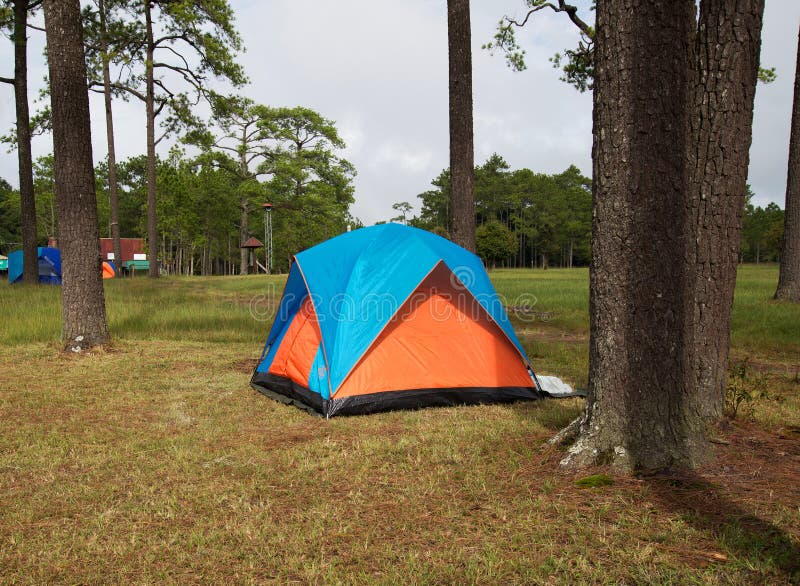 Campingzelt Im Campingplatz Am Nationalpark Mit Sonnenaufgang Stockfoto ...