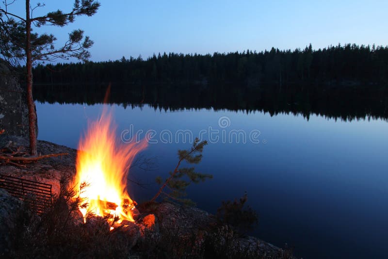 Campfire stock foto. Image of kampvuur, meer, water, brand - 42736658