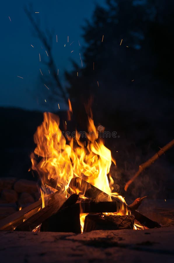 Kampvuur Met Het Ontspruiten Van Vonken Stock Afbeelding - Image of ...