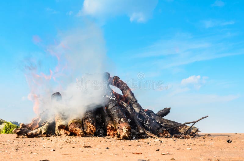Kampvuur op de kust stock foto. Image of maritiem, niemand - 63147576