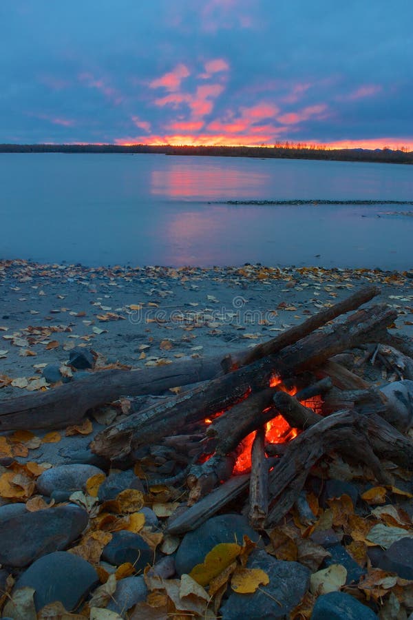 Campfire stock foto. Image of kampvuur, meer, water, brand - 42736658